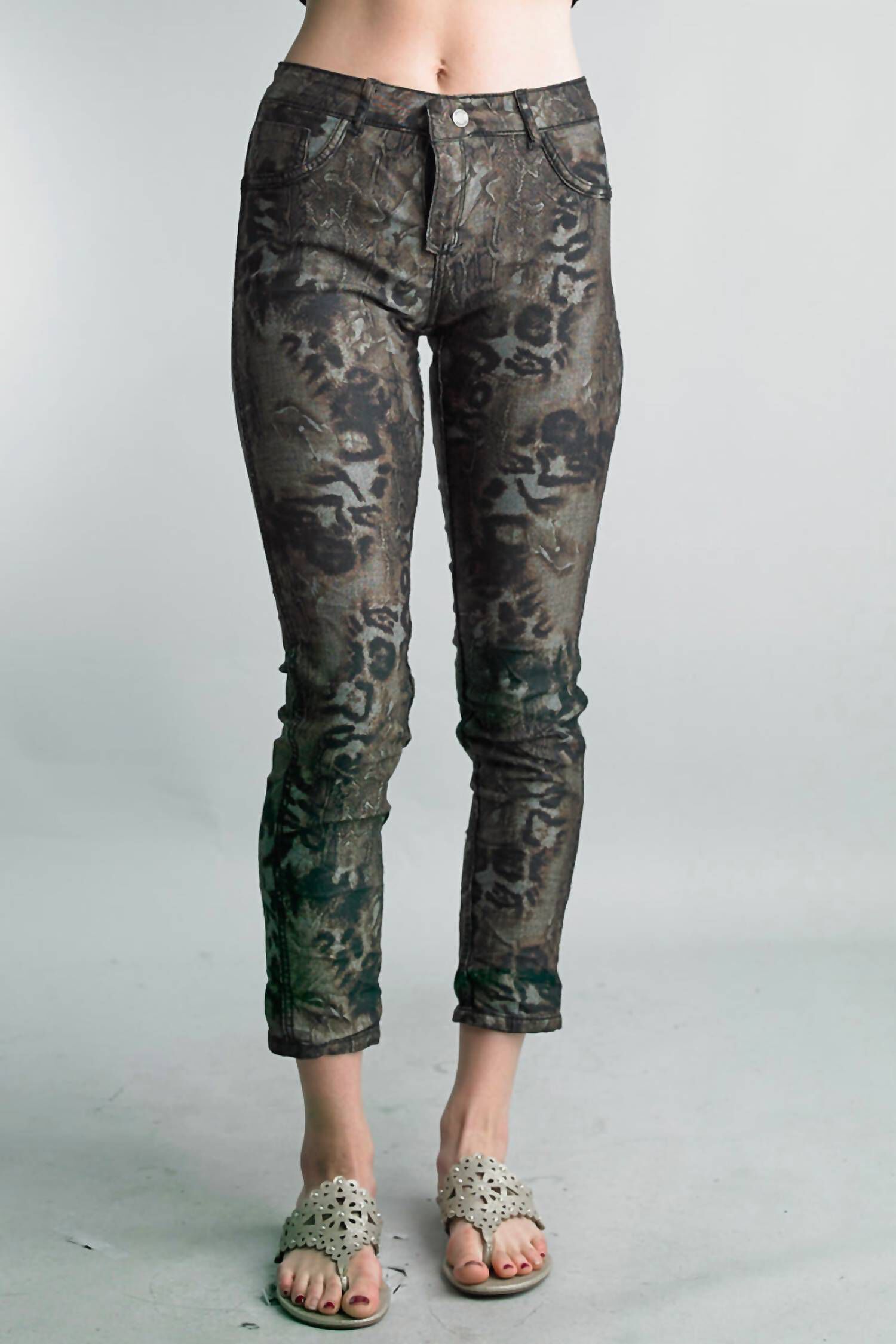 WOMEN'S REVERSIBLE JEANS IN BLACK SKIN PRINT | Dia & Co